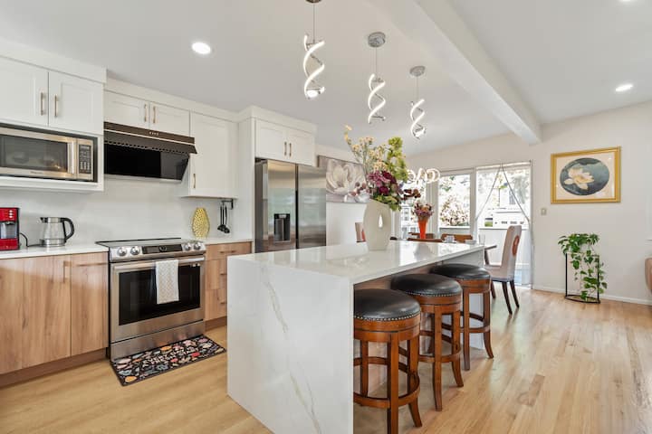 Modern Eastside: Family-friendly Kitchen & Play - Bellevue, WA