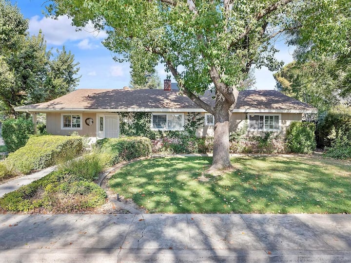 Sequoia Gateway - Family Friendly Pool Retreat - Exeter, CA