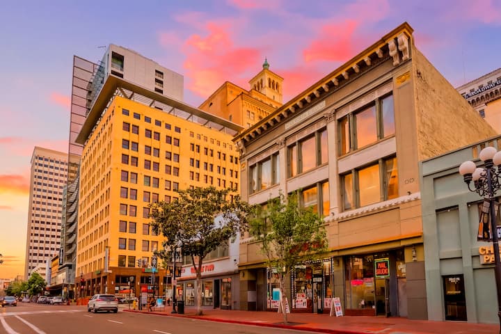 Woolworth Loft - Central Downtown Apt Sleeps 8 & E - Coronado Island, CA