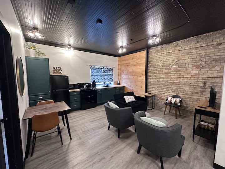 Modern & Cozy Downtown Retreat - Iron Mountain, MI