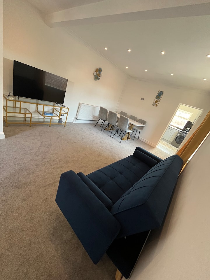 Spacious 3-bedroom Home In Wigan - Cheshire