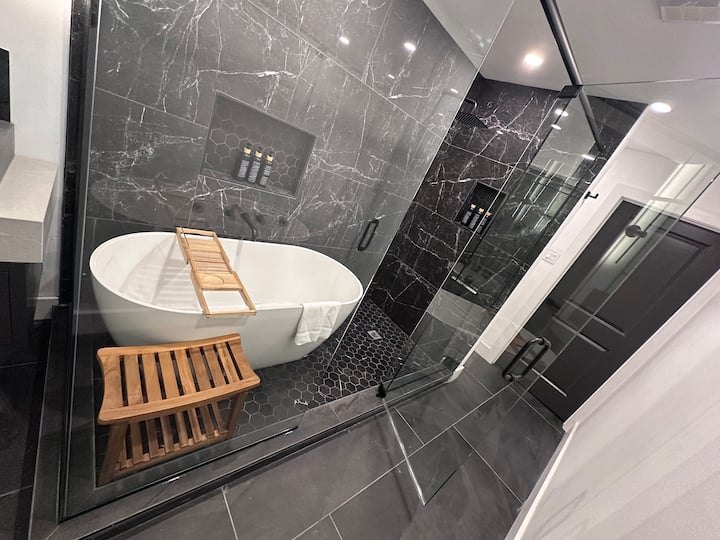 The Geaux Haus - New Home - Hot Tub 
2 Mi From Lsu - Baton Rouge, LA