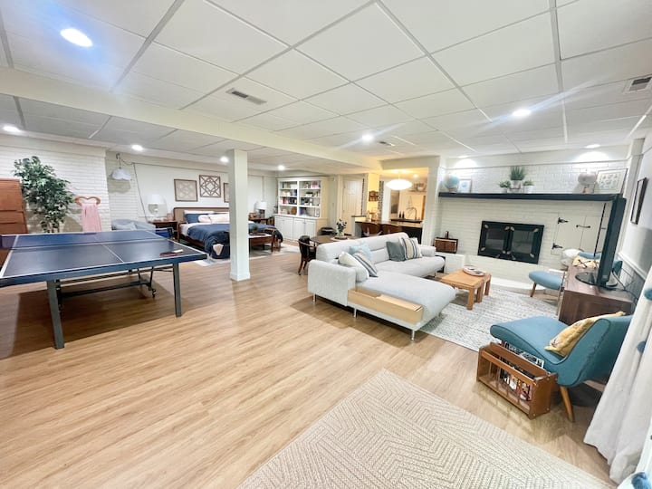 Spacious B-town Suite: King Bed, Ping Pong, Patio - Bloomington, IN