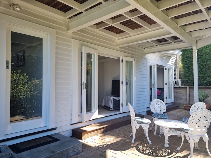 Lucy On The Bluff - Napier, New Zealand