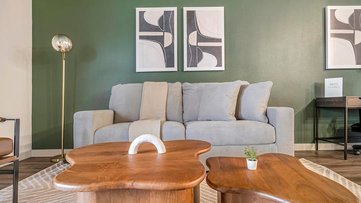 Landing | Chic 2bd, Gym, Game Room - Buda, TX