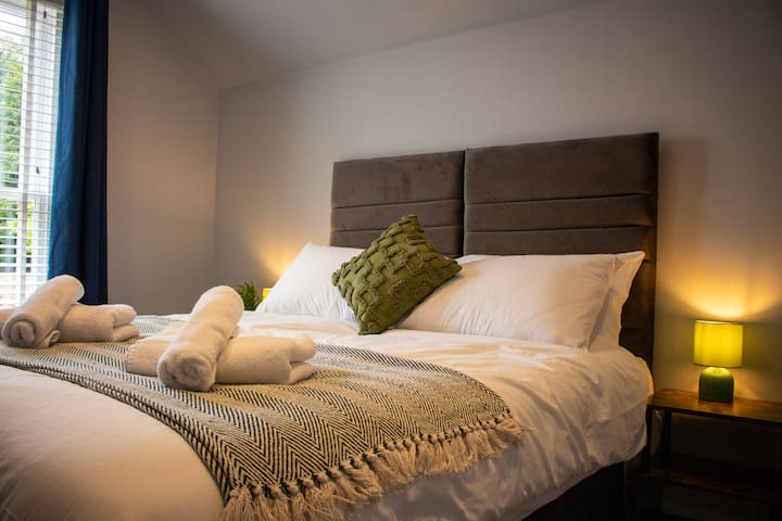 Modern 2 Bed Cottage - Sleeps 4 - Parking - Devizes