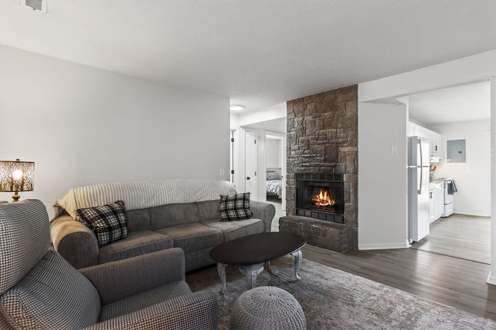 2br Walkout • Stylish Blue Springs Stay - Independence, MO