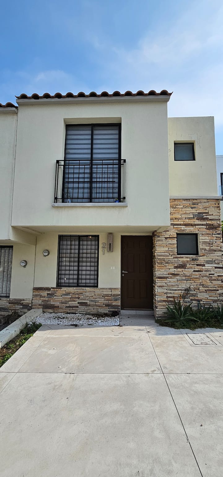 Casa Amplia Alberca En Coto – Empresas Y Familias. - Querétaro