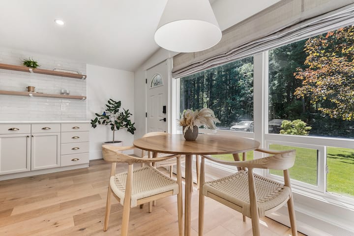 Modern Scandinavian Style Lake House W/ Hot Tub! - Chilliwack