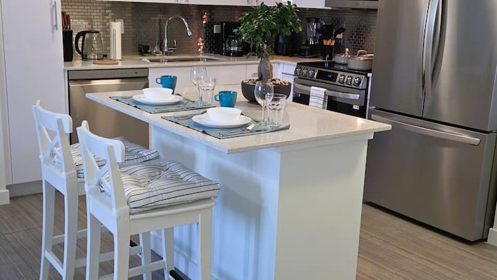 Arrive With Your Suitcase, And Relax - Hollywood