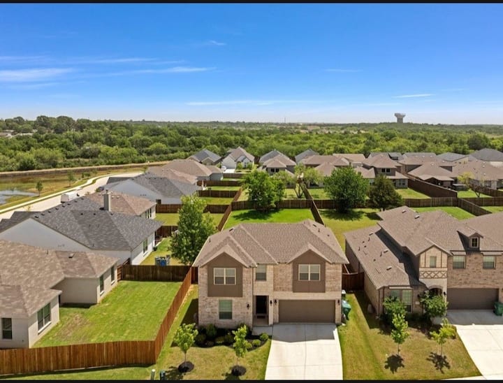 Private Room, Walk-in Closet! The Merfolk Grotto - Denton, TX