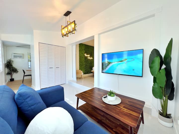 Trendy Stay Near Hollywood Beach - Hollywood, FL