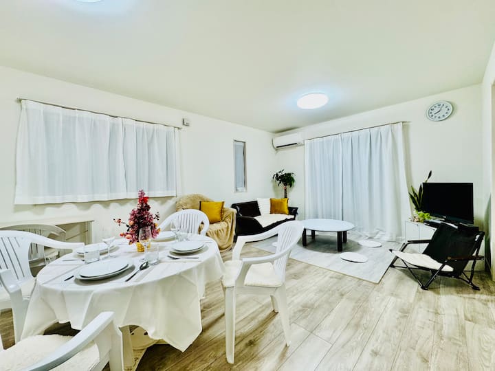 ー海近の静かな滞在ー
歩いて海まで3分.
朝市6分・駅5分.
三日月プール3分
スーパーは車で4分 - Katsuura