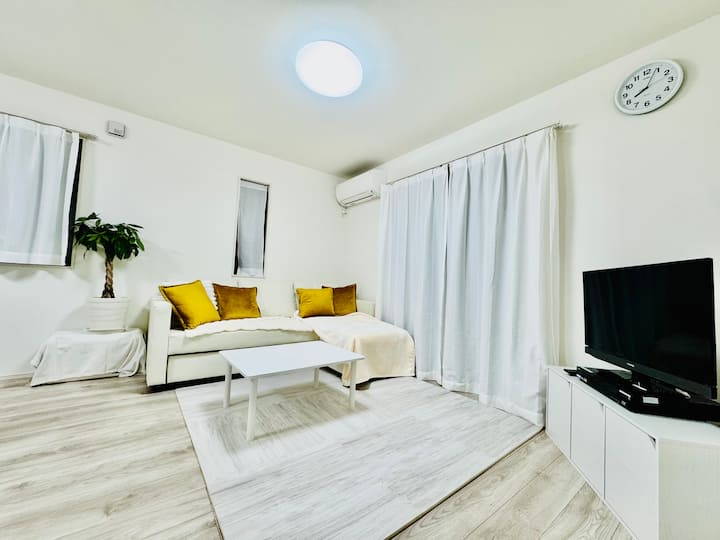 ー海近の静かな滞在ー
歩いて海まで3分.
朝市6分・駅5分.
三日月プール3分
スーパーは車で4分 - Katsuura