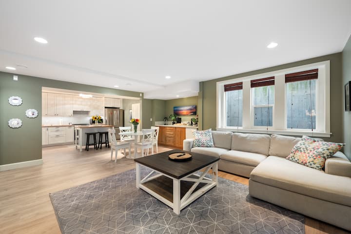 Home Away From Home - Luxury 2 Br + Fireplace - Surrey