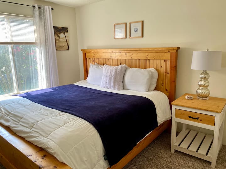 Beach Town Comfy & Cozy Stay - King & Private Bath - Chesapeake, VA