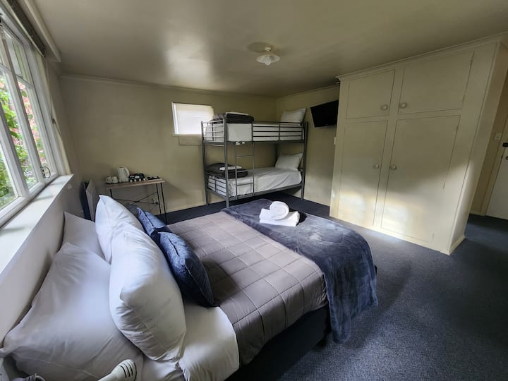 Ensuite Quad Room - Queenstown