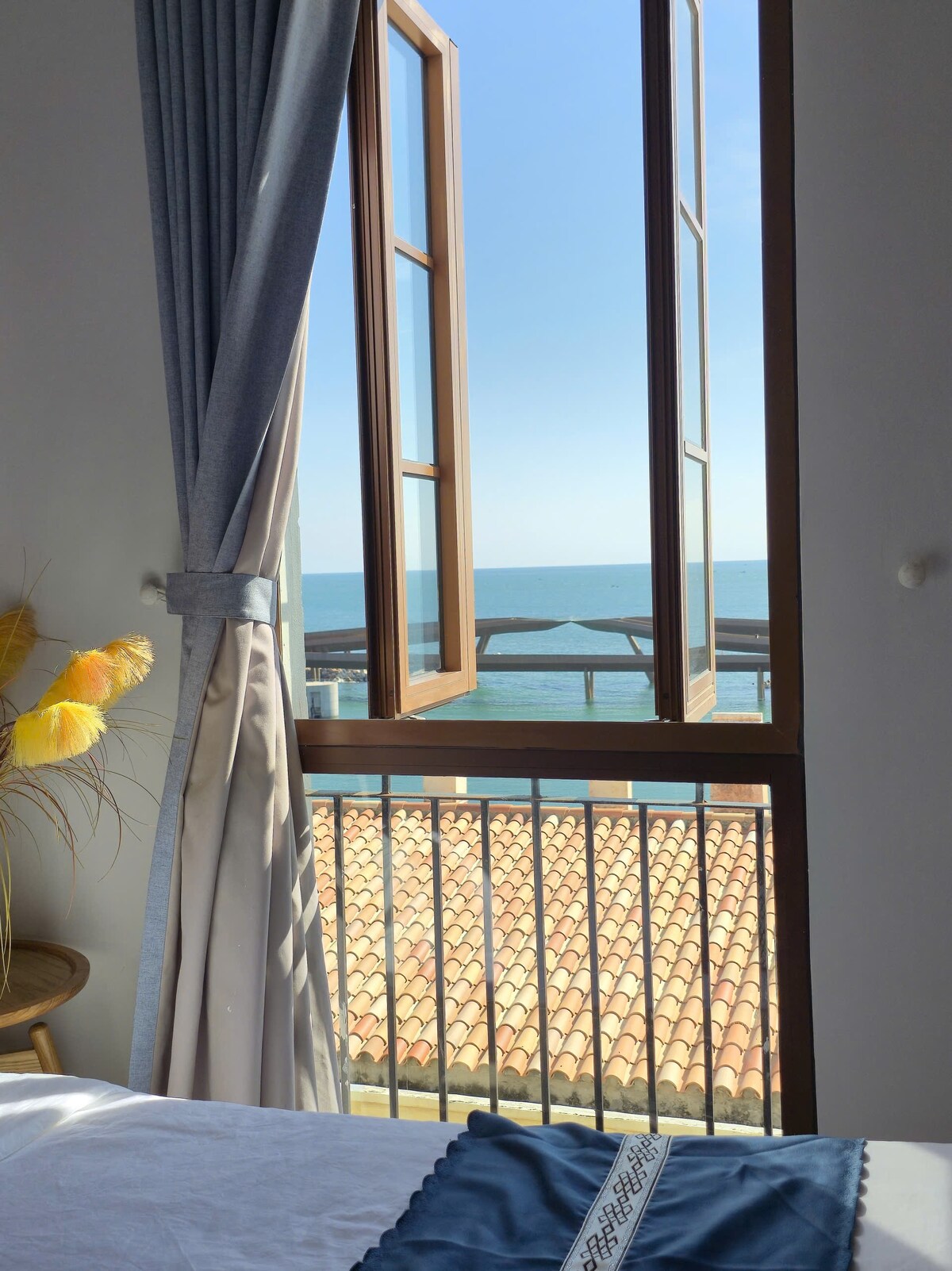 Chambre de luxe avec très grand lit et vue sur l'océan - Hôtels à louer ...