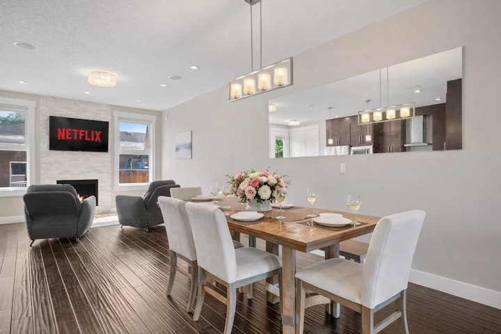 Modern 4-br Home With Garage By Chinook Mall! - Calgary