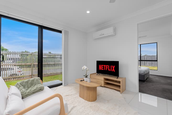 Scandi Calm - Sleek 1bd Duplex Near Everything - Jacobs Well