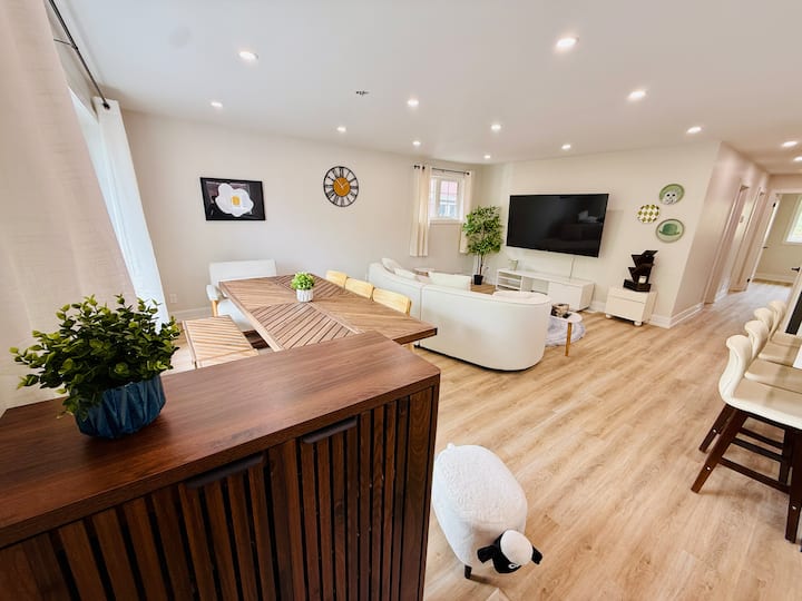 Stunning Luxury 3br Home W/ Double Level Kids Room - Toronto