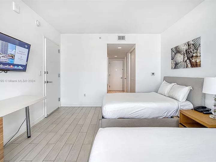 Modern Beachwalk Studio - Hallandale Beach