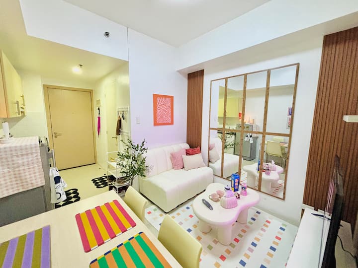 New Cozy Condo Stay For 4, Mall Access - Quezon City
