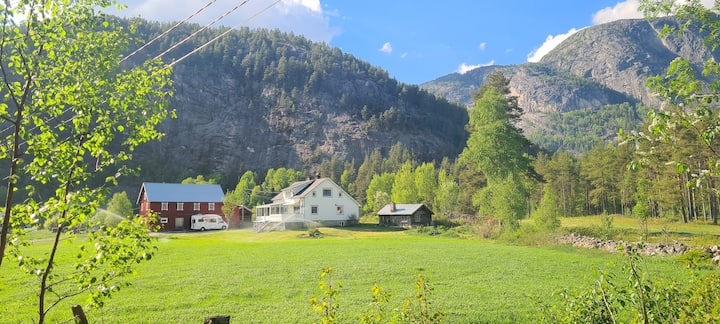 Idyllisk Småbruk Med Mulighet For Støyl I Valle. - Bykle