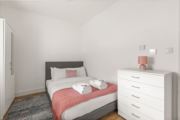 New! Welcoming Bounds Green Studio W/workspace - Enfield Town