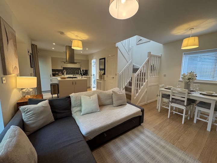 Central 2 Bed, 2 Bath House Mcf - London Gatwick Airport (LGW)