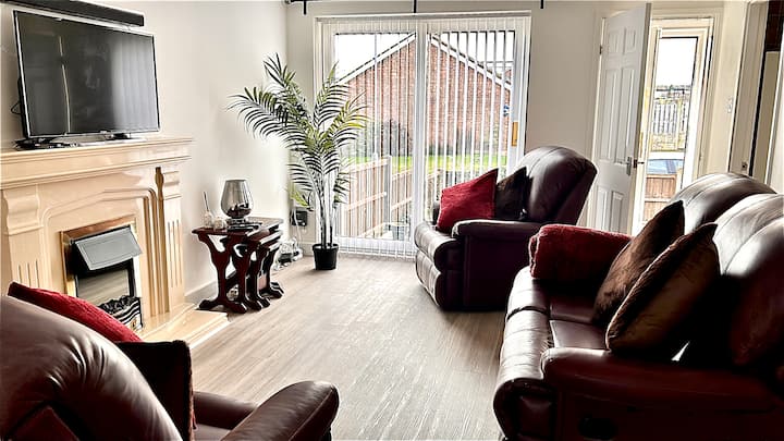 Peaceful 2-bed Bungalow | Garden, Parking & Wifi - 로더럼