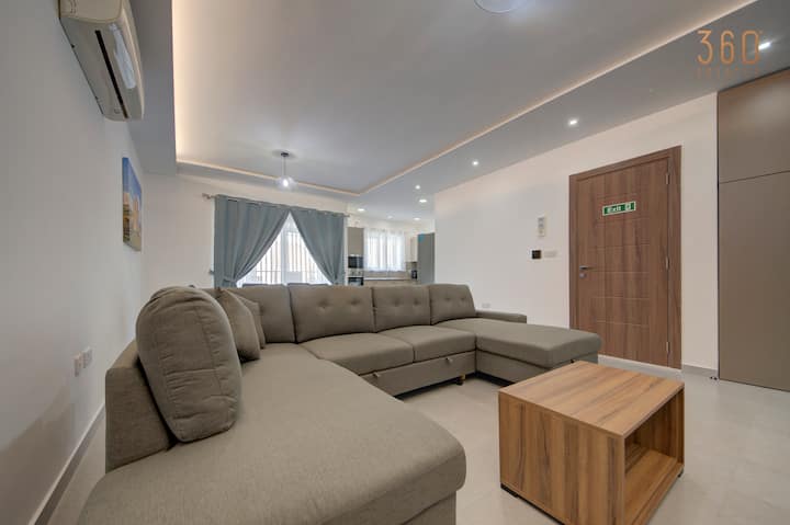 Central Comfort: Stylish 2br Apt With Balconies! - Malta