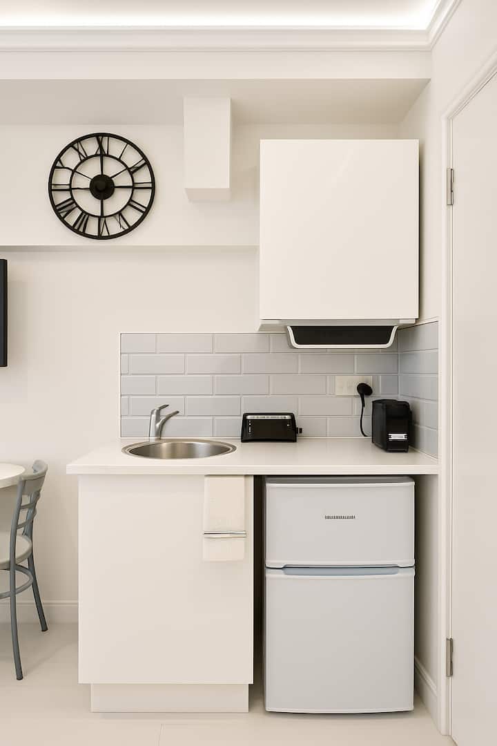 Cozy Oval Studio In London | Balcony | Near Tube - London