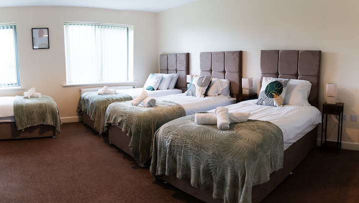 4 Bedroom House • Sleeps 14 • Free Parking & Wifi - Loughborough