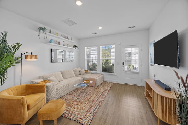 Coastal Charm Cottage - Pool + Waterfront Access - Charleston, SC