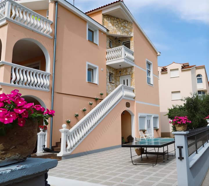 Superior Villa - 4 Apts, Balconies, Parking, Pool - Vodice