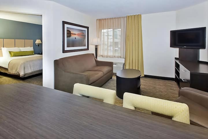 Cozy Queen Stay | 4 Pet Friendly Units, Parking! - Knoxville, TN