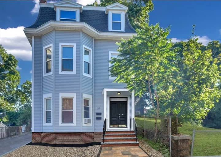Modern Spacious | Sleeps15 | T Access+free Parking - Boston, MA