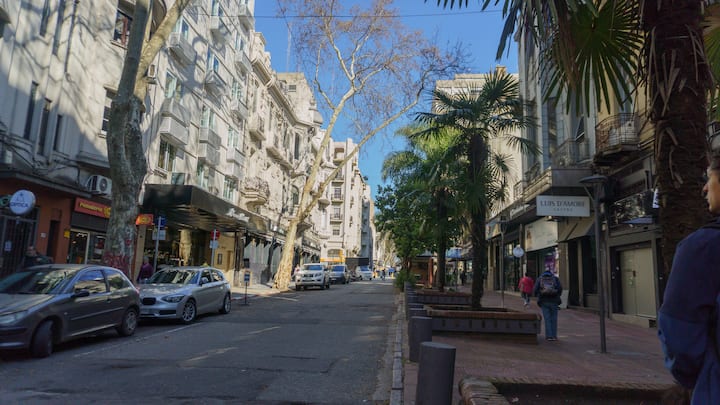 A Pasos De 18 De Julio - Montevideo