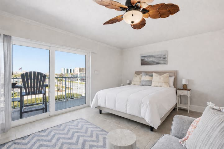 Cozy Coastal Getaway•balcony, Pool & Beach Access - New Smyrna Beach, FL