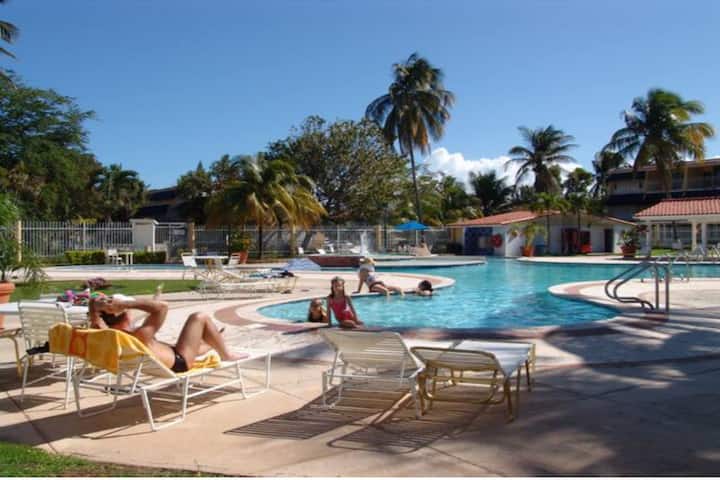 Elegant 3-story Beachfront Condo W/ Garden View - Dorado