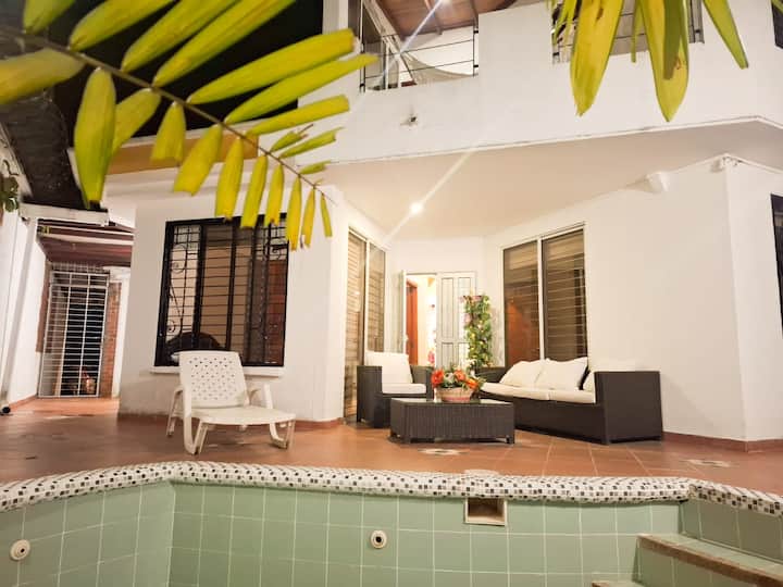 Casa Con Piscina Y Aire Acondicionado - Florencia