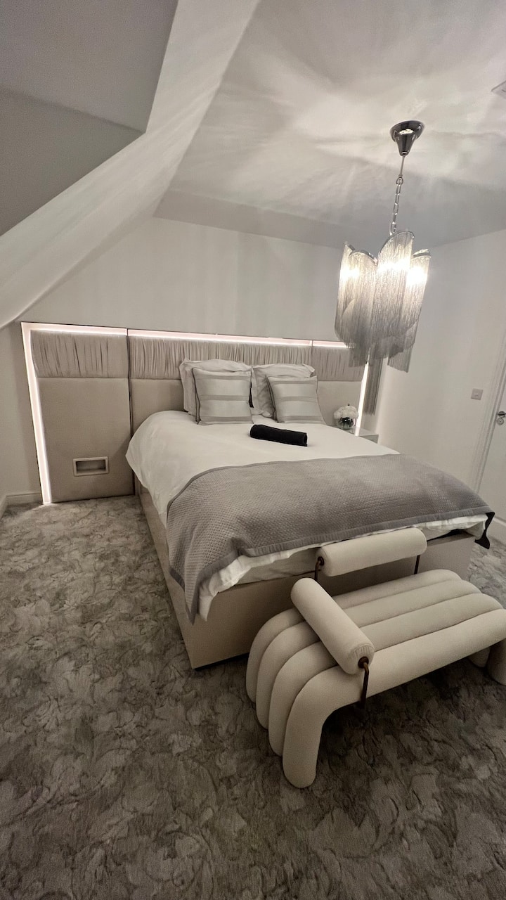 Luxurious 4 Bedroom Townhouse In Sittingbourne - Sittingbourne