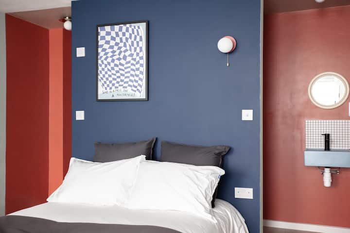 Mozart (C) Street Studio Flat - London