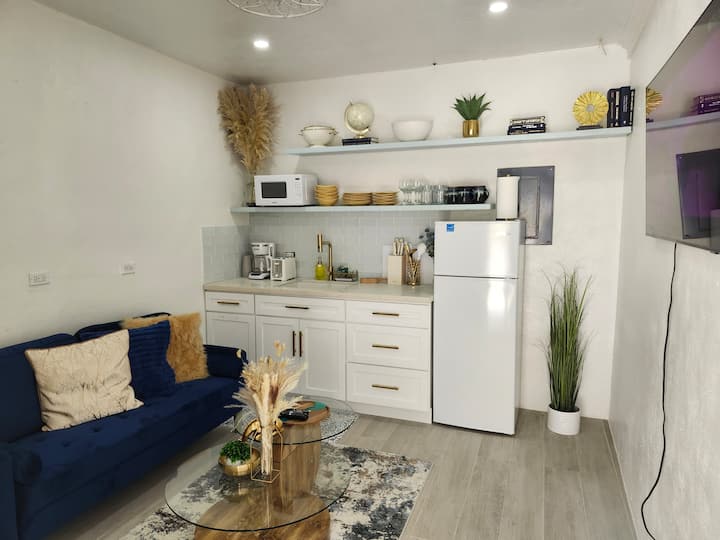 The Blue House - Comfy Budget Friendly Apartment - The Bahamas