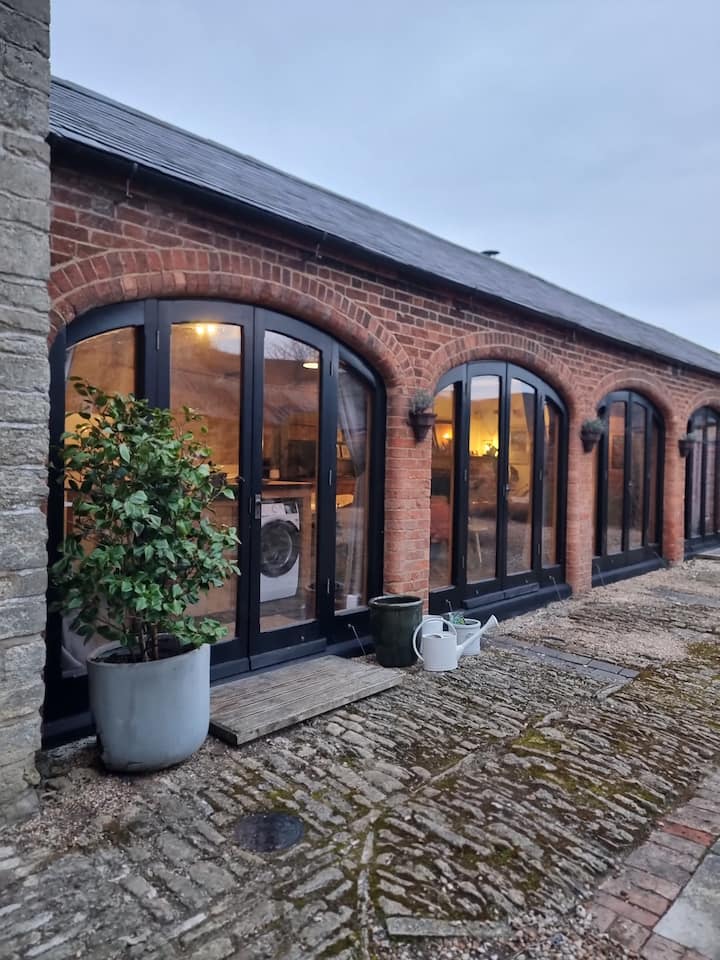 Homely Country Retreat With Private Woodland - Bedfordshire