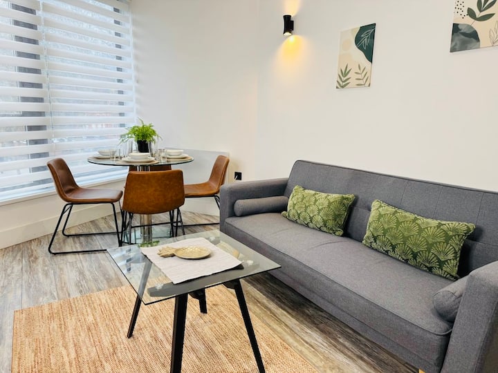 Comfy & Spacious 2-br Apartment - Swindon