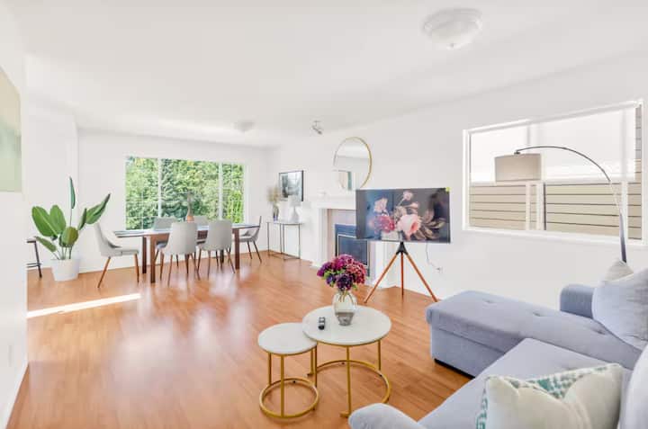 Centrally Located Home W/ City Views 2 Bed+2 Bath - North Vancouver
