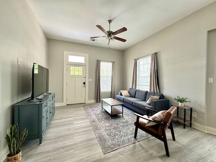 Cozy 3br Home Near Alamodome, Downtown, Hwy Access - San Antonio, TX
