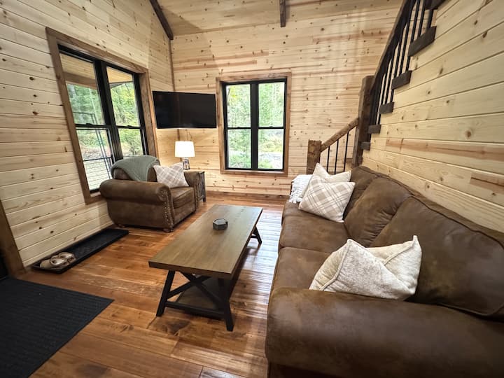Walnut Cove Cabin
Lakeside Recreation & Relaxation - Summersville, WV